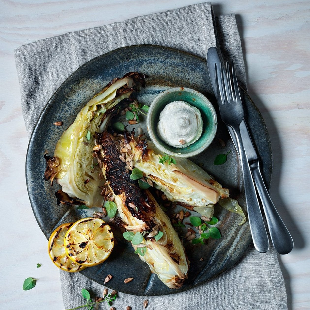 Rostad spetskål med svartrotscrème och rostade solroskärnor Recept