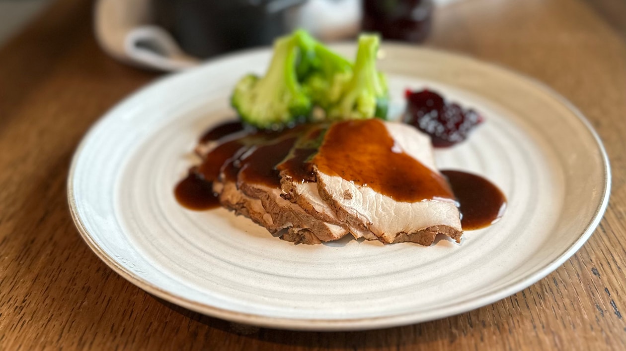 Porterstek med potatisgratäng, portersky, broccoli och svartvinbärsgelé ...